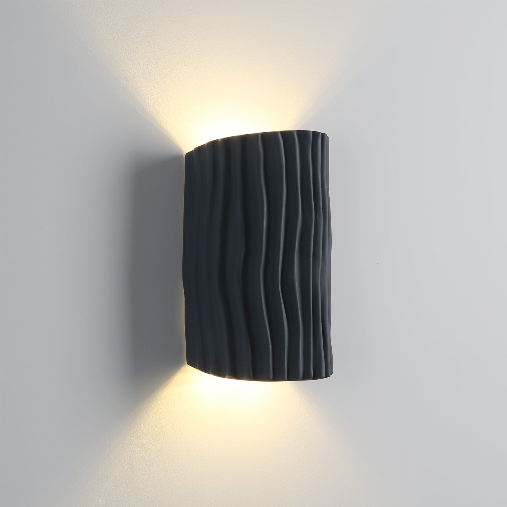 Pleated Resin Wall Lamp | Lumpaz